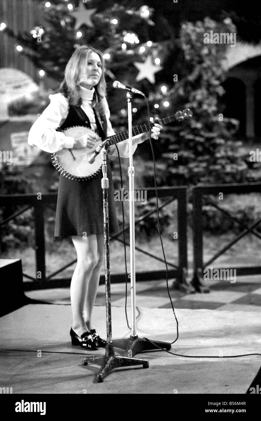 Folk singer Suzanne Harris sings to a lunch time audience in St. Pauls ...