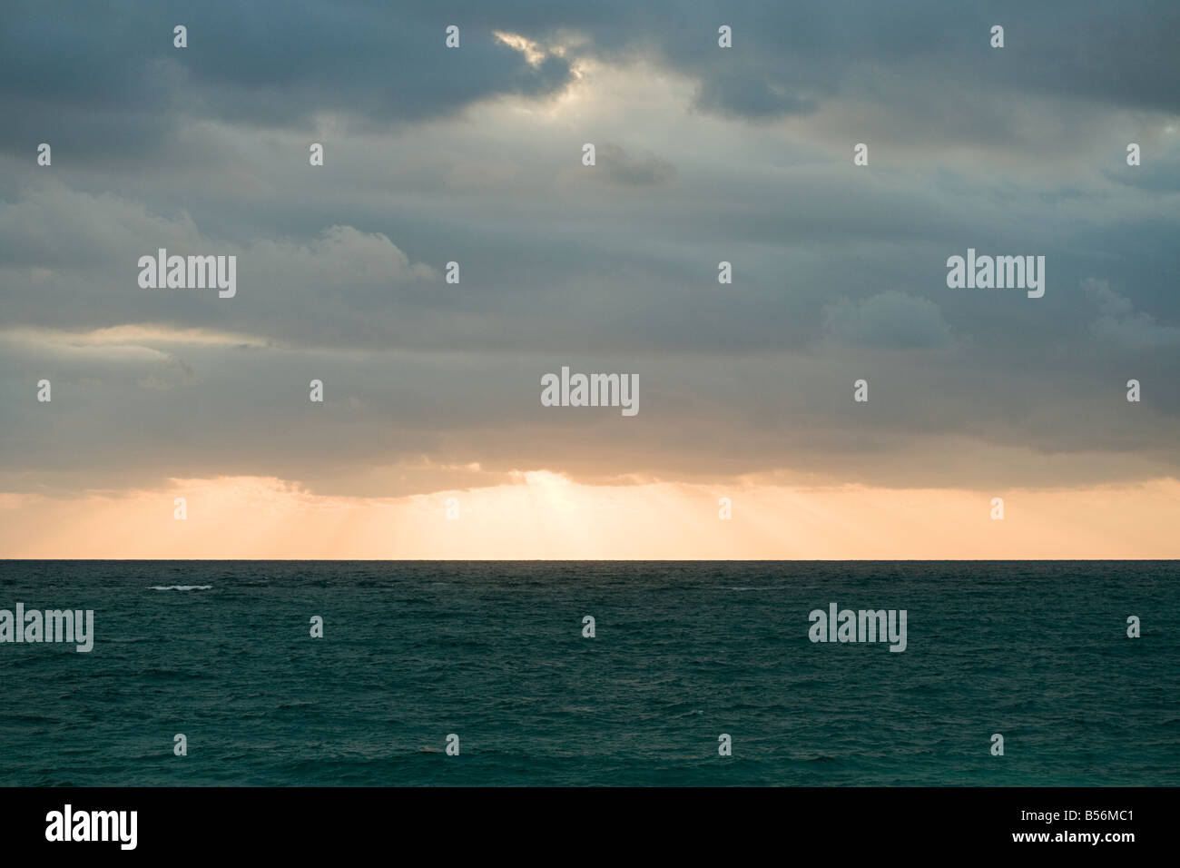 Horizon ocean cloud hi-res stock photography and images - Alamy
