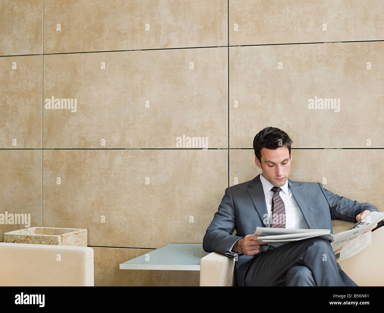 Man reading the newspaper m hi-res stock photography and images - Alamy