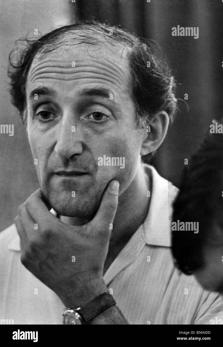 Ron Moody at rehearsals for the new British musical "The Great Grimaldi ...