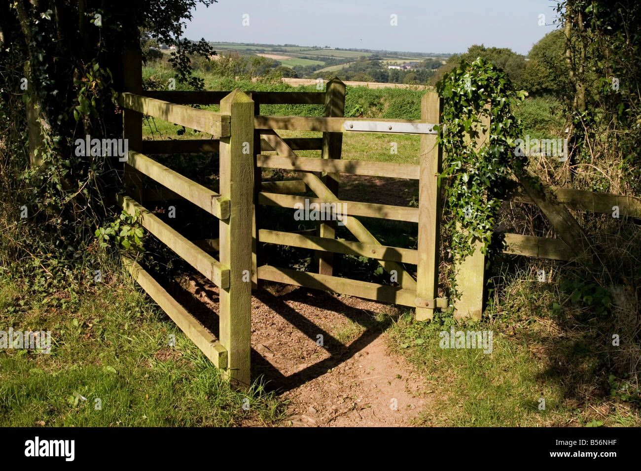Self closing gate hi-res stock photography and images - Alamy