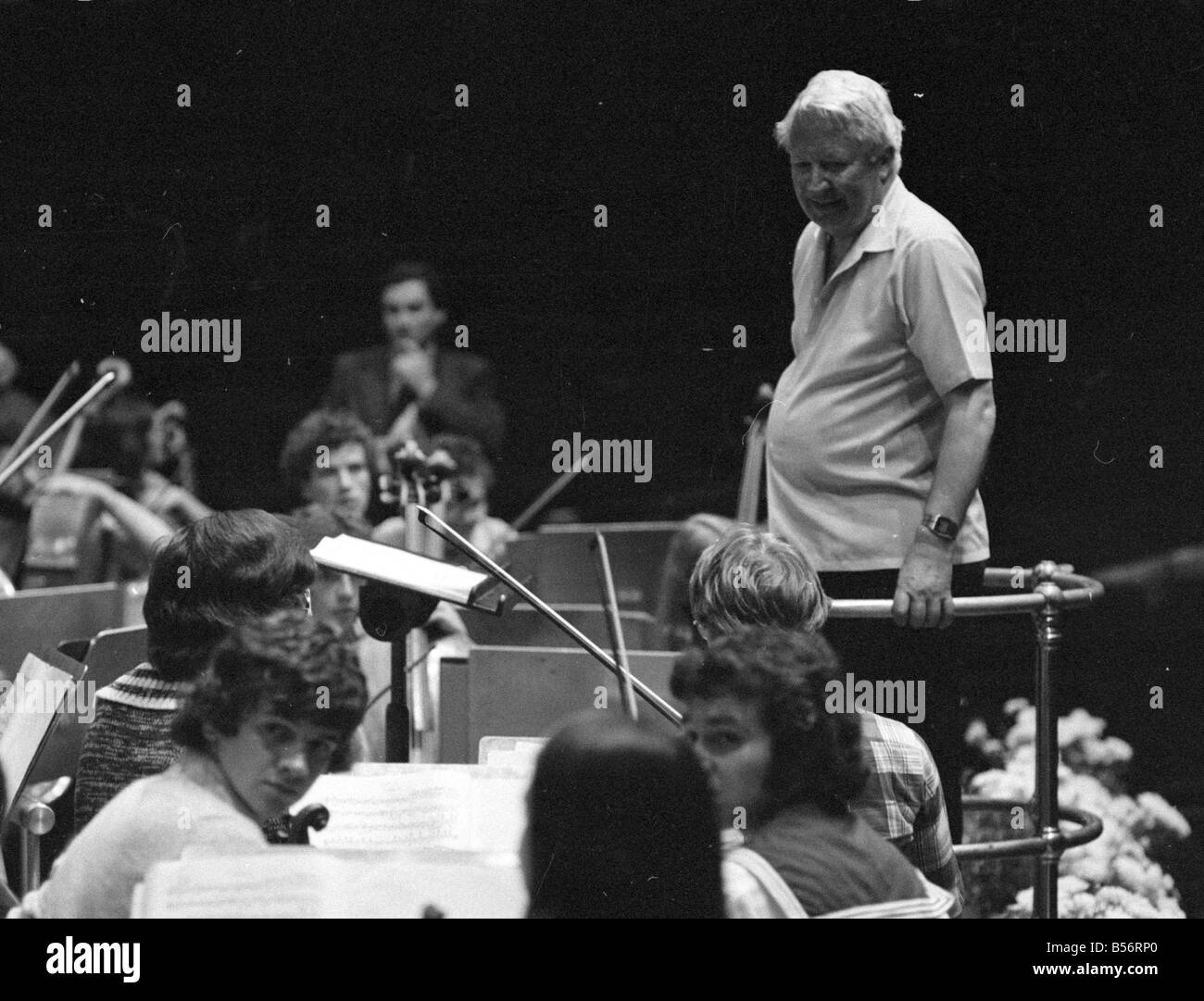 Edward Heath rehearsing the 107 strong European Community Youth ...