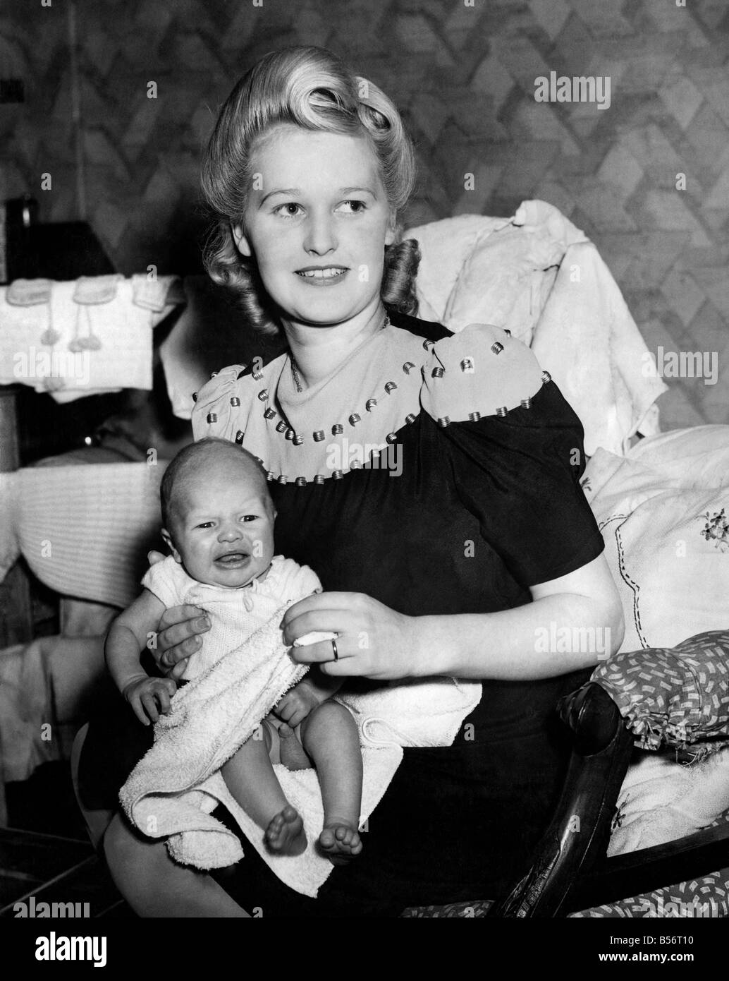 Mother baby world war two hi-res stock photography and images - Alamy