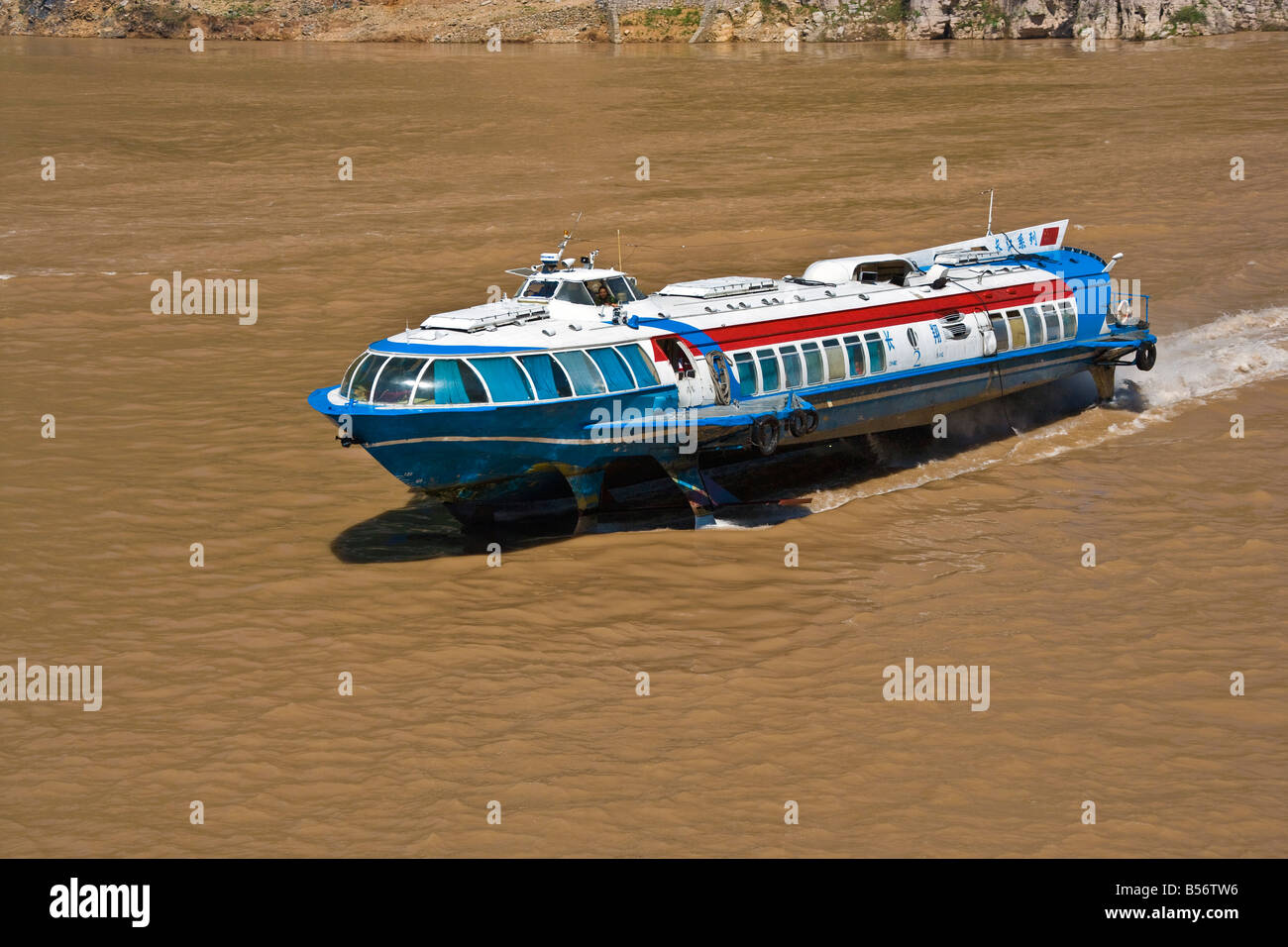 Passenger hydrofoil Chang Xiang 2 passing through the Wu Gorge in the ...