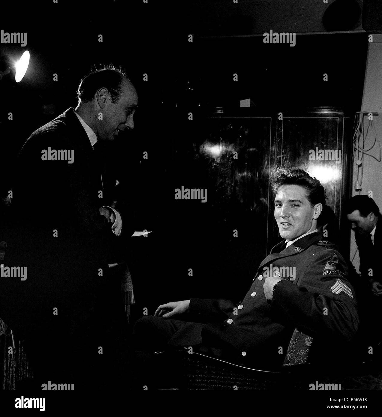 Elvis Presley at press conference in Germany March 1960 with Mirror ...