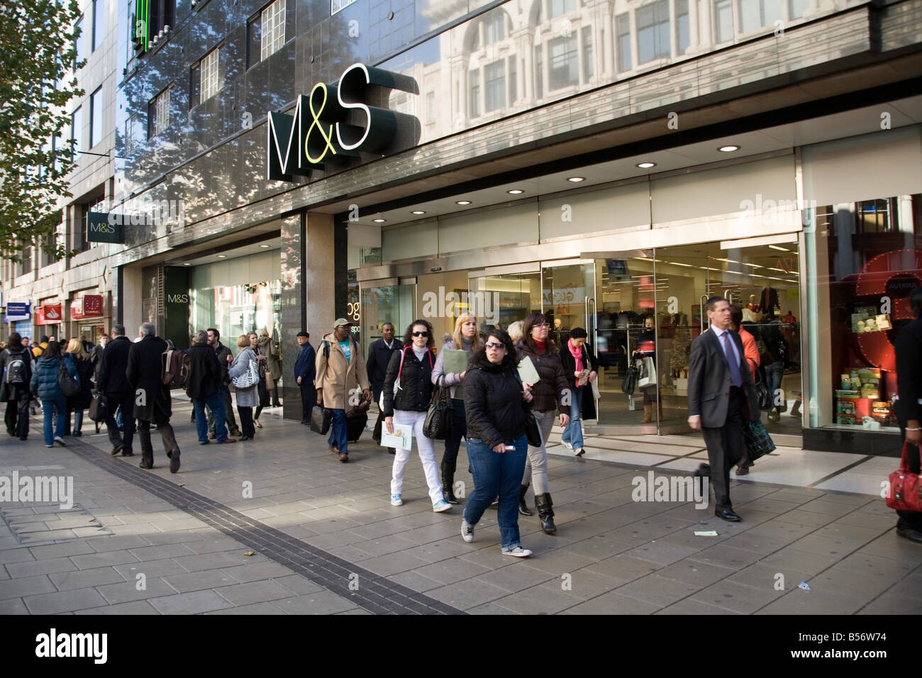 People shopping Marks & Spencer, Oxford Street Stock Photo - Alamy