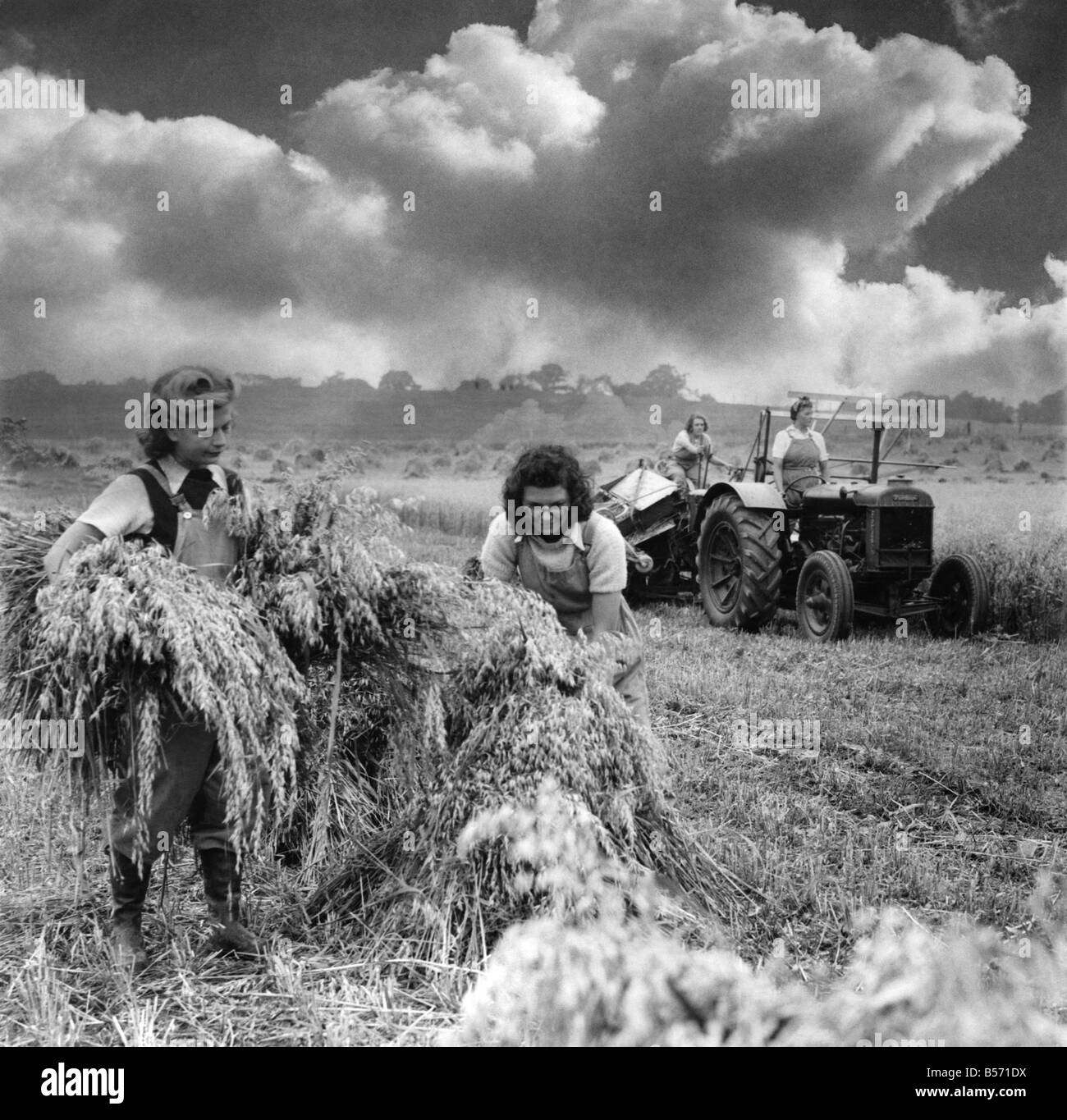 Ww2 womens land army hi-res stock photography and images - Alamy