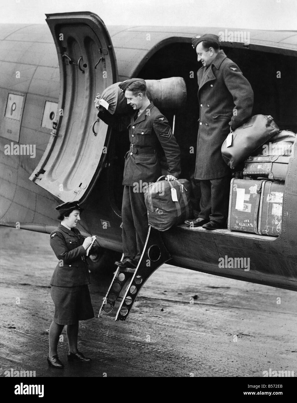 World War II Women. Two Airmen who have arrived from overseas being ...
