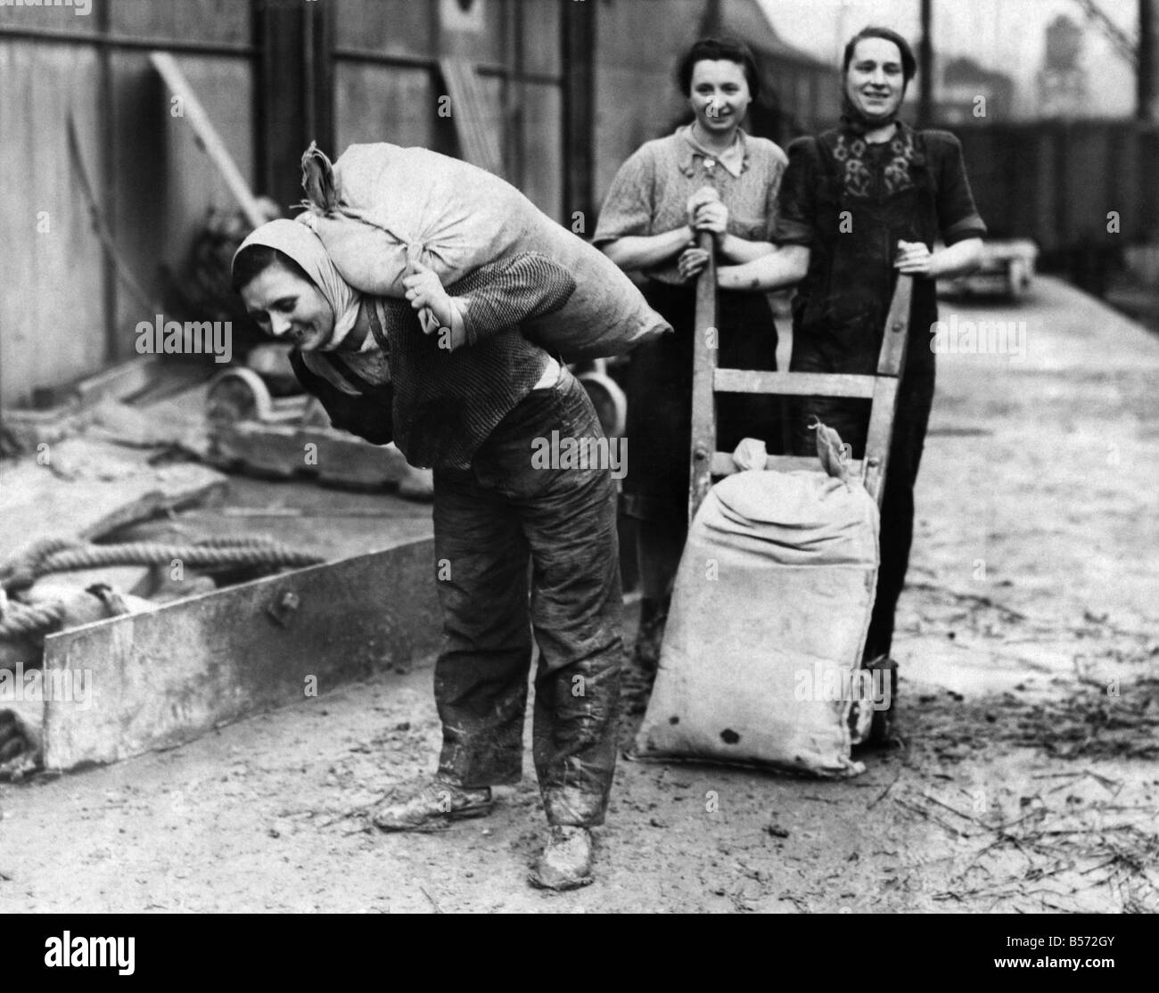 World War II Women: Women Dockers at a Northern Port. Mrs. Hunter (with ...