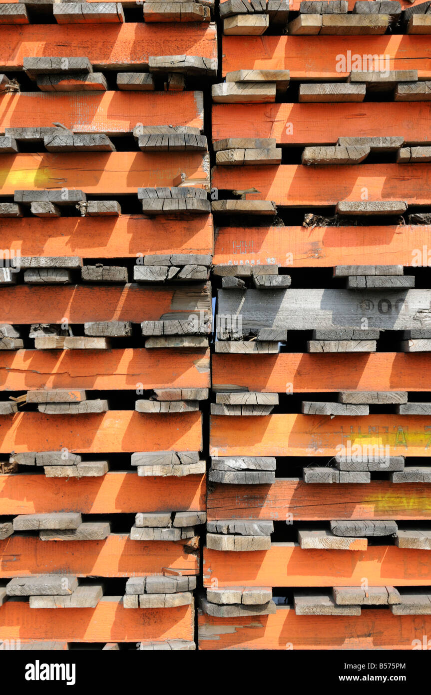 Gestapelte Holzpaletten im Hamburger Hafen Deutschland Stacked wooden ...