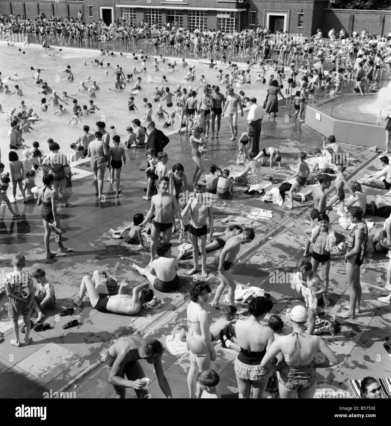 Brockwell lido 1950s hi-res stock photography and images - Alamy
