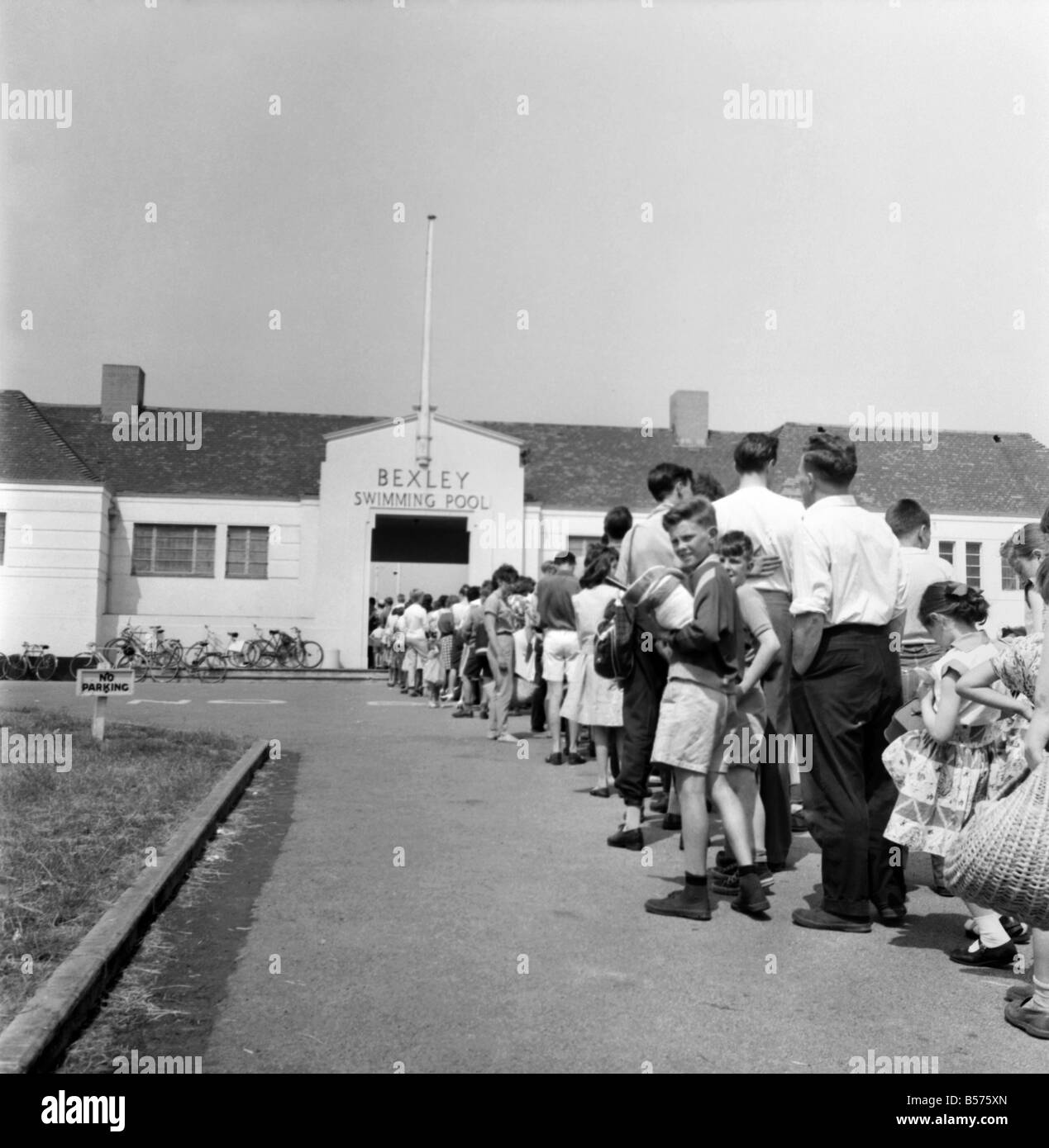 Outdoor swimming pool 1950s hi-res stock photography and images - Alamy