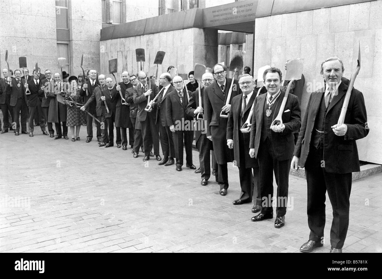 Garden spades Black and White Stock Photos & Images - Alamy