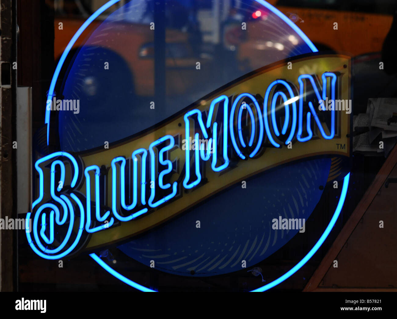 Neon beer sign hi-res stock photography and images - Alamy