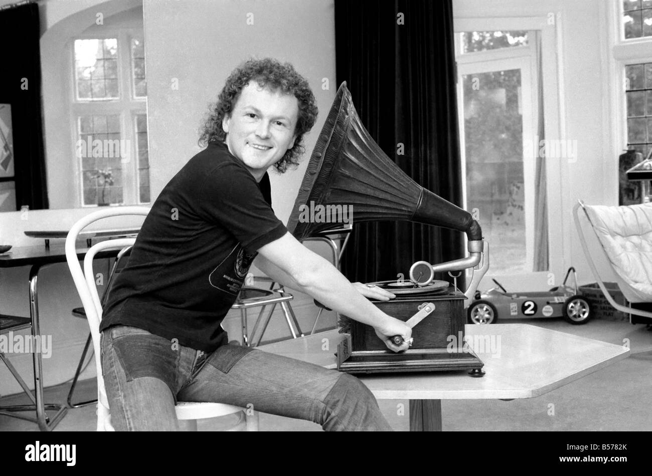 Singer/Songwriter/Musician: Mike Batt. February 1975 75-01143-003 Stock ...