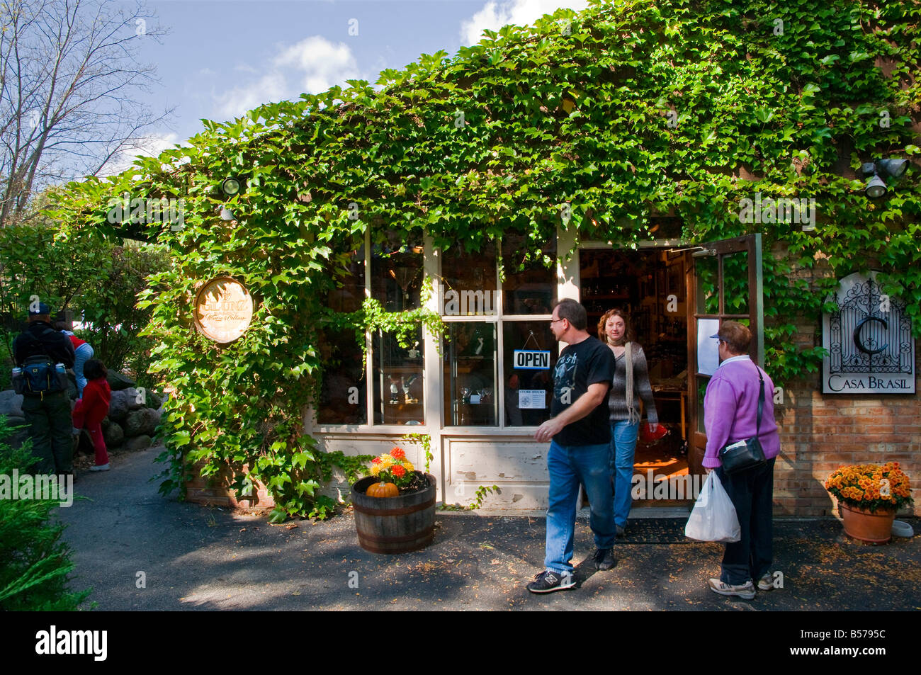 Small Town Retail Shops & Shoppers Stock Photo - Alamy