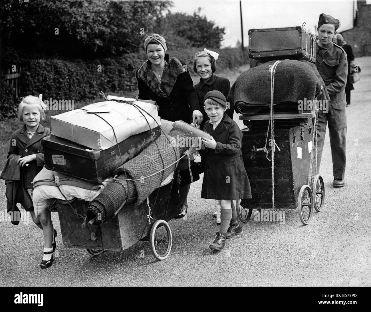 Hop pickers arrive on the train from London to help harvest this year's ...