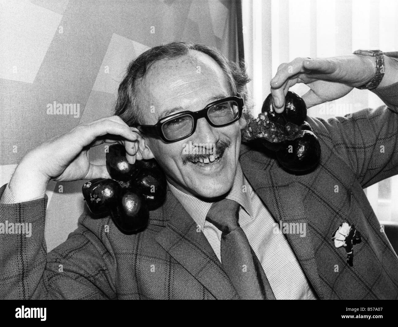 Cartoonist- Bill Tidy. October 1976 P005289 Stock Photo - Alamy