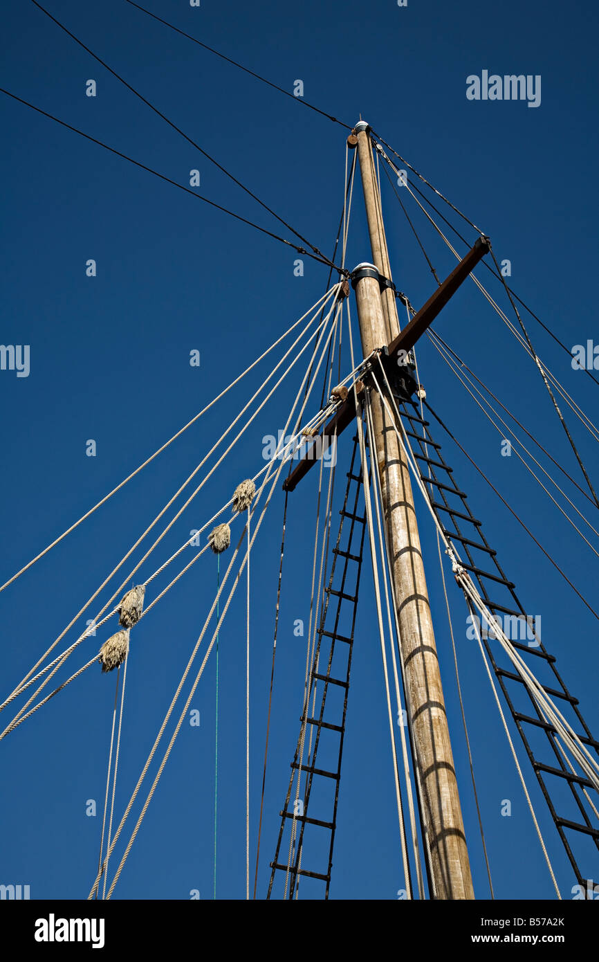 Old sailing ship rigging hi-res stock photography and images - Alamy
