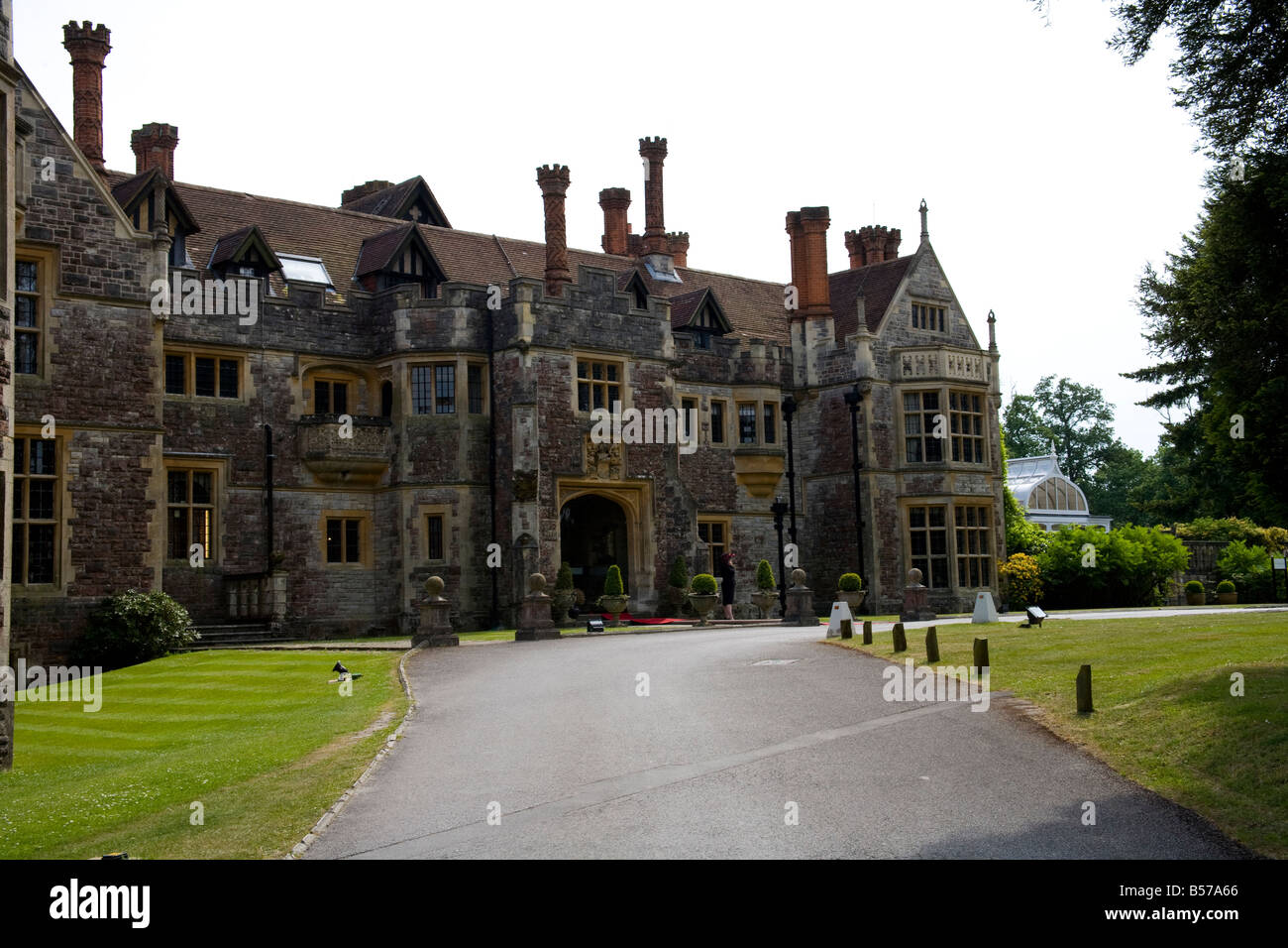 Tudor house hotel hi-res stock photography and images - Alamy