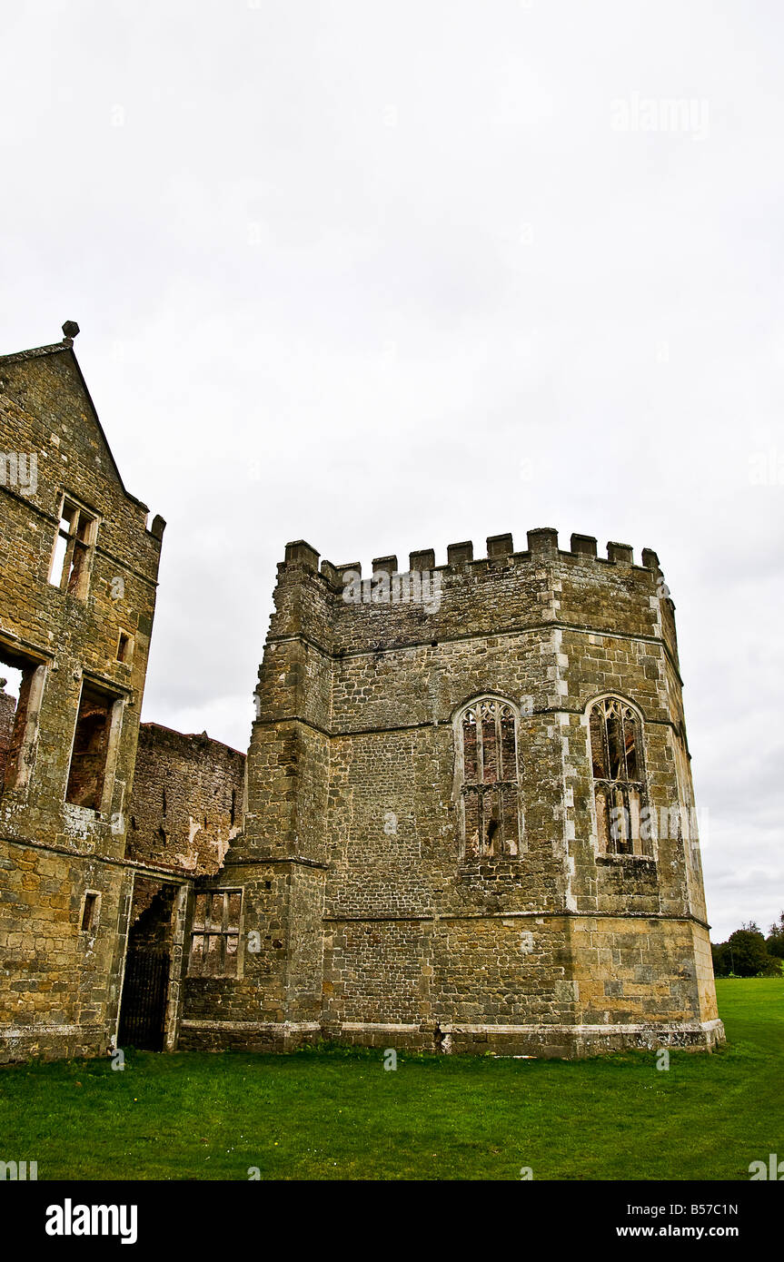 Ruins cowdray england hi-res stock photography and images - Alamy
