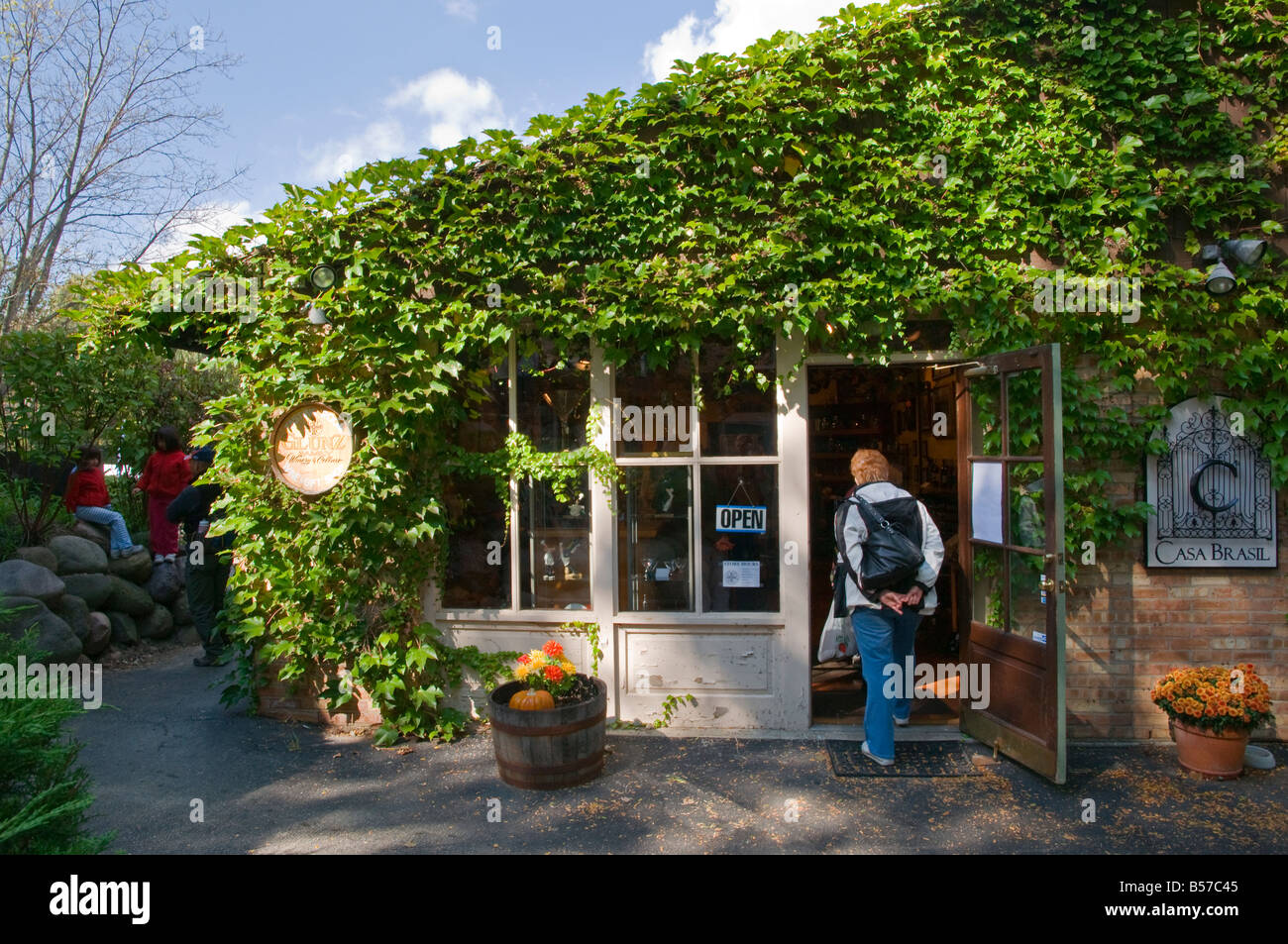 Illinois long grove quaint shopping hi-res stock photography and images ...