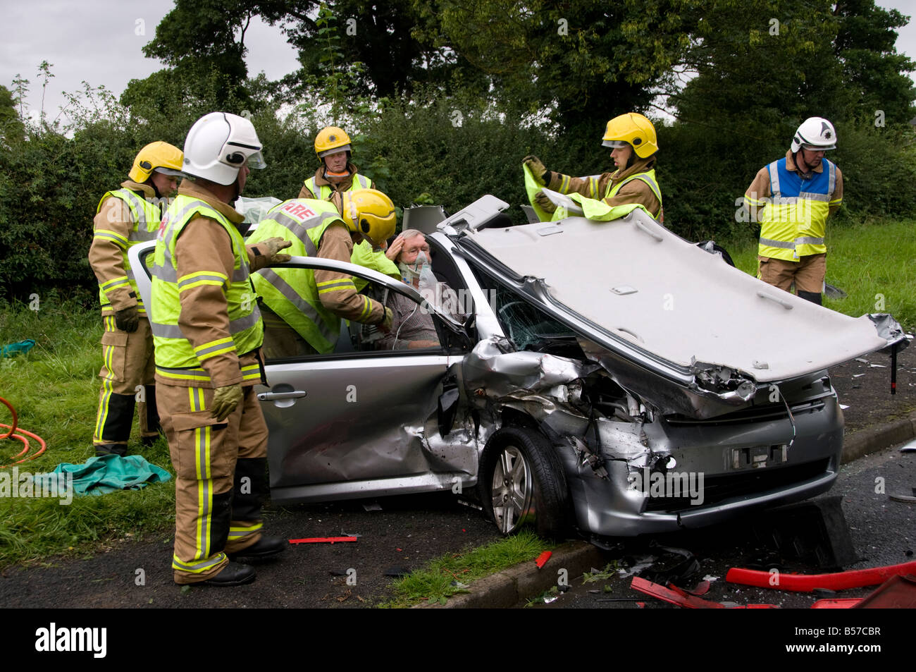 Firemen attend car crash hi-res stock photography and images - Alamy