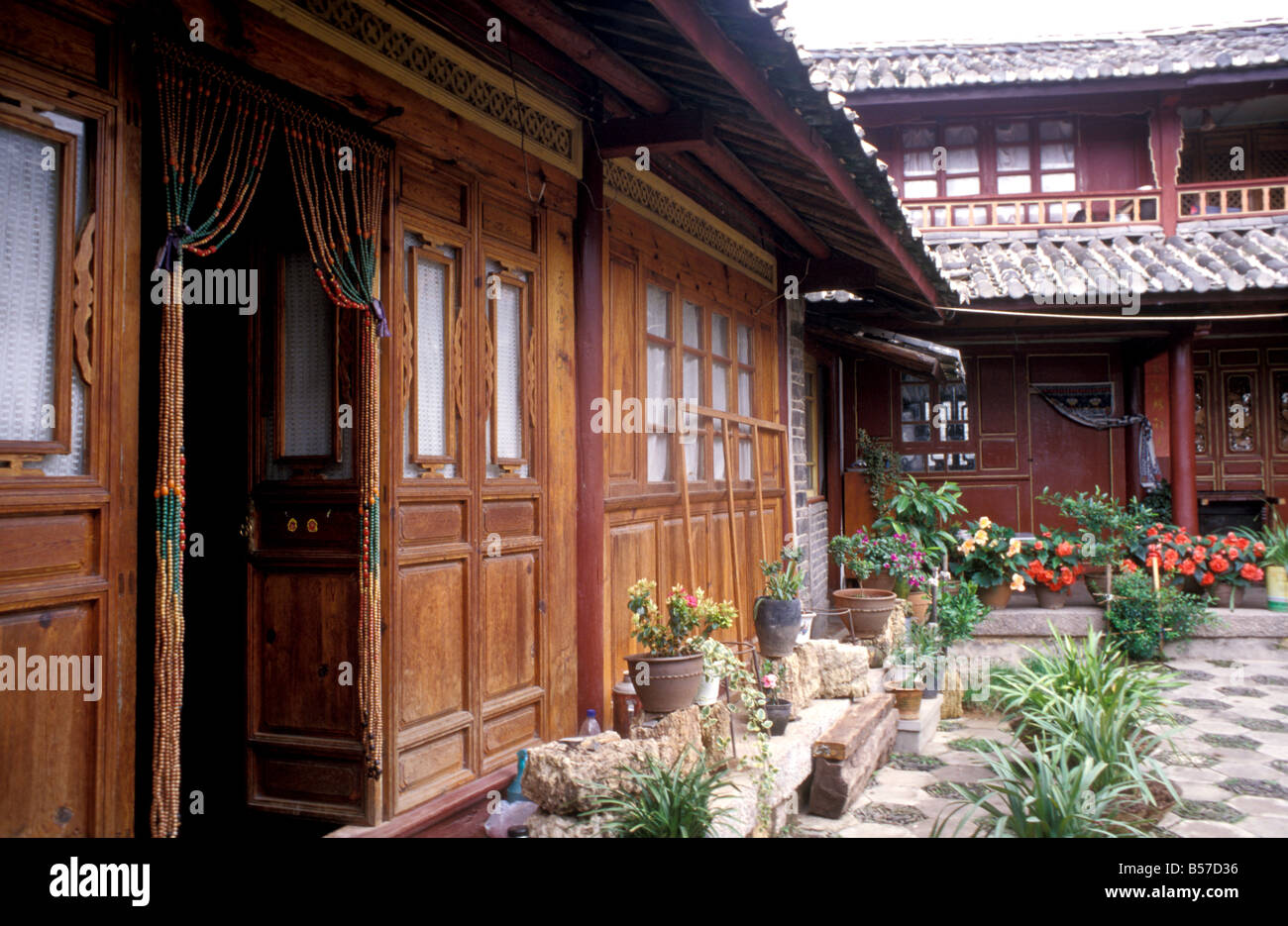naxi home compound courtyard lijiang kunming china Stock Photo - Alamy