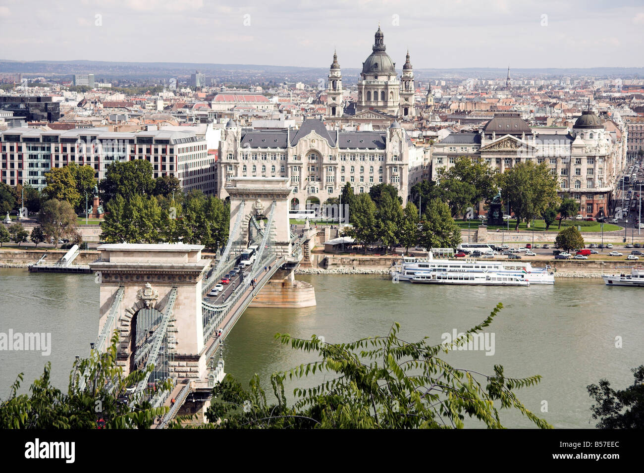 Chain bridge saint istvan church hi-res stock photography and images ...