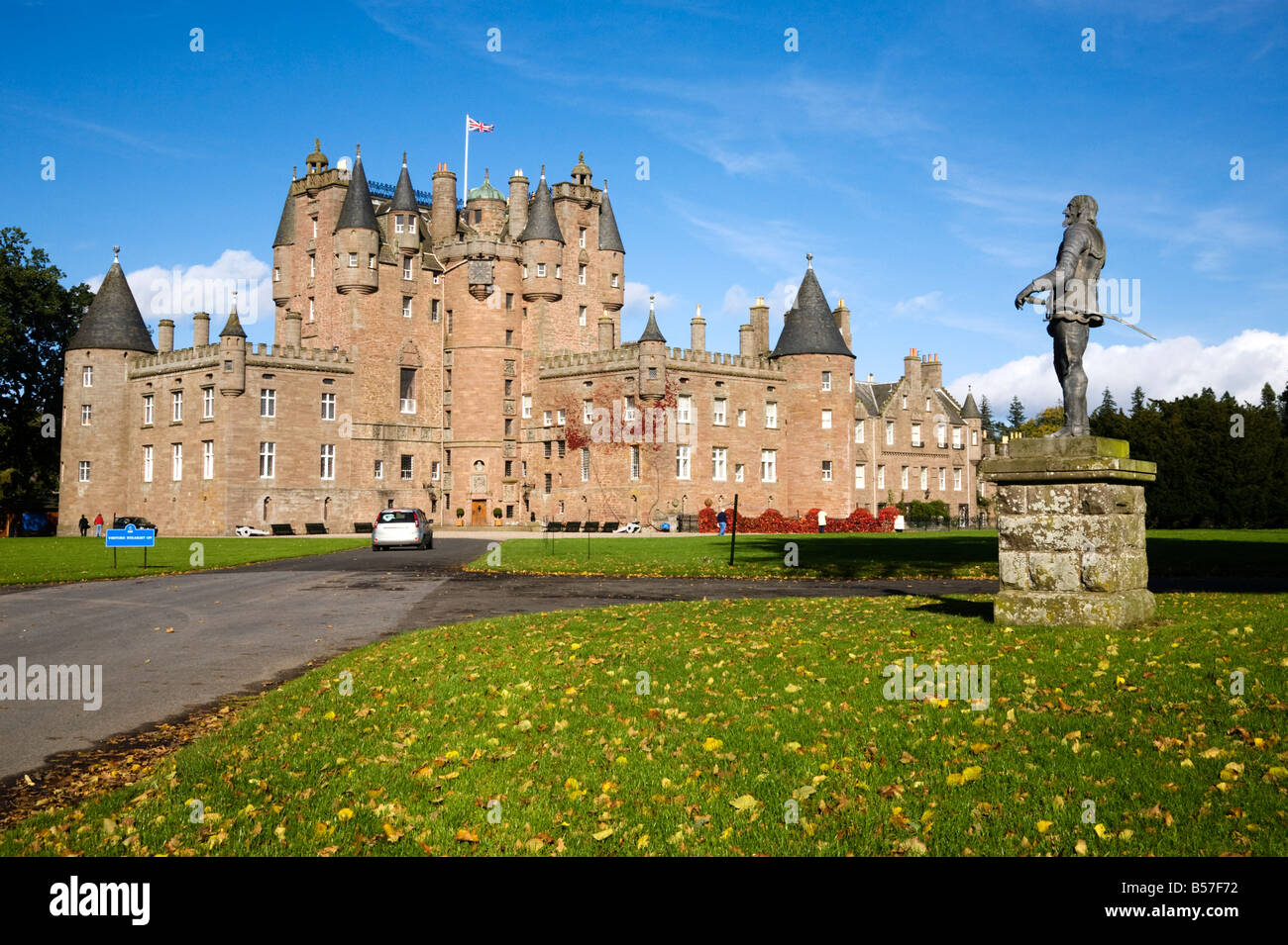 Glamis castle angus scotland lyon hi-res stock photography and images ...