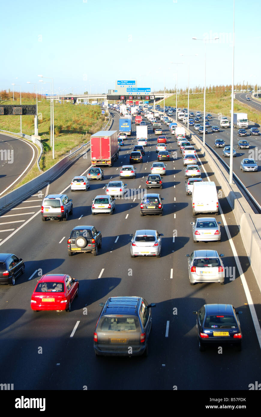 Busy london roads hi-res stock photography and images - Alamy