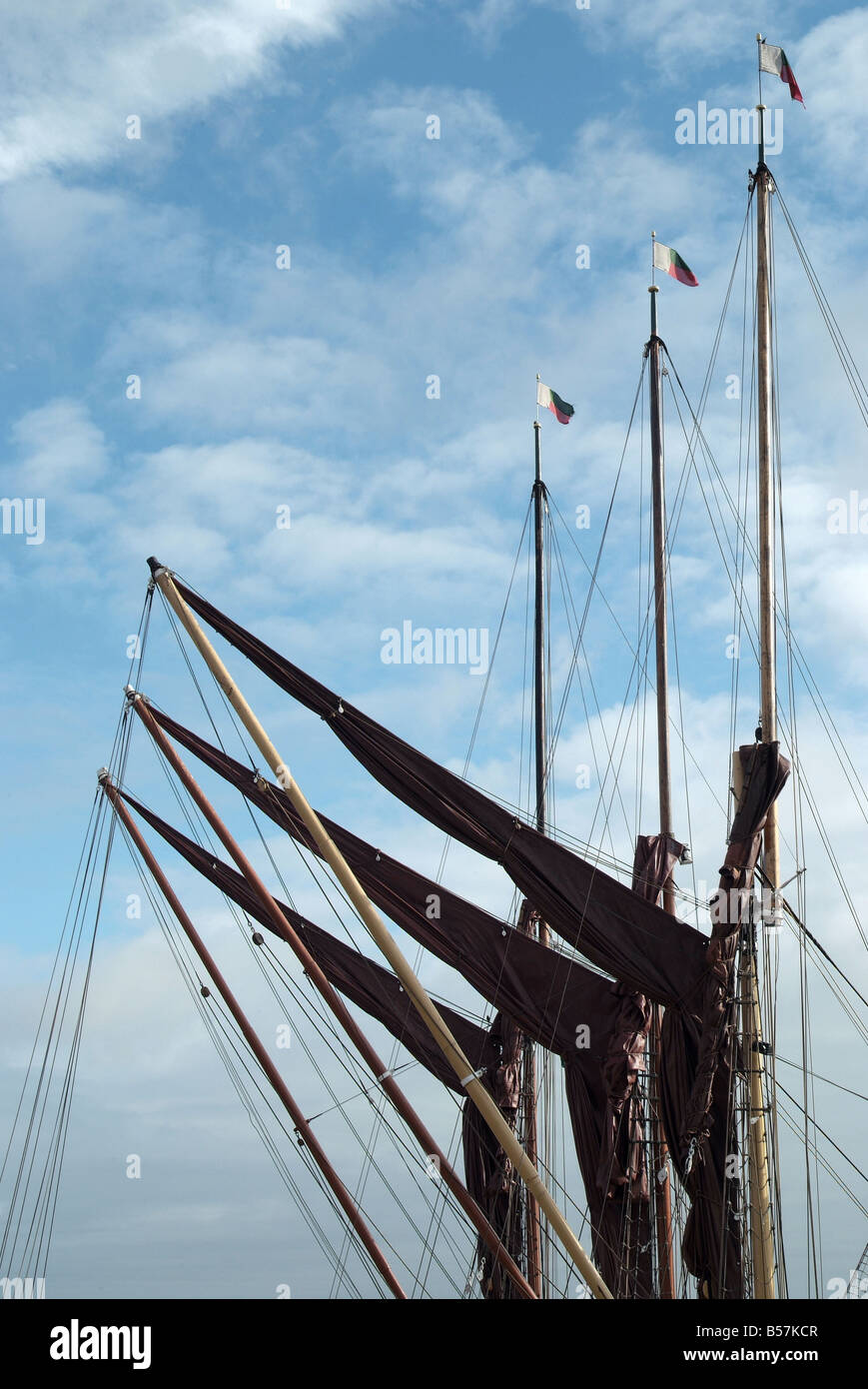 Barge brown sails hi-res stock photography and images - Alamy