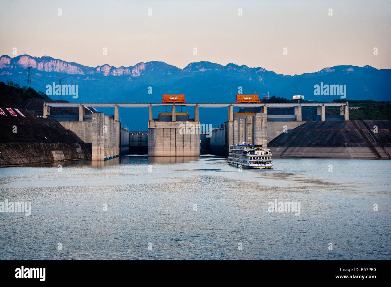 Three gorges dam lock hi-res stock photography and images - Alamy