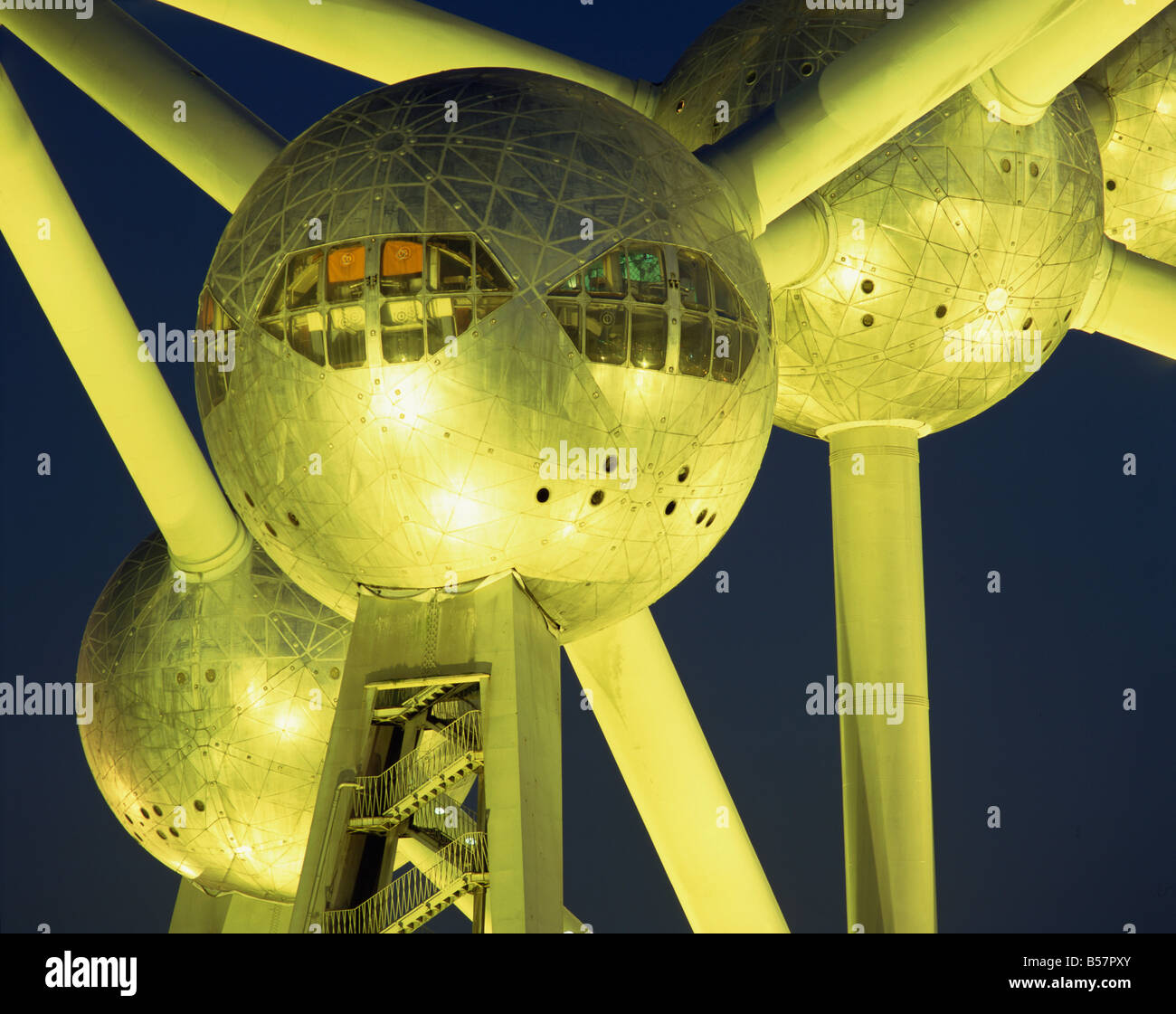 Brussels belgium atomium night lights hi-res stock photography and ...