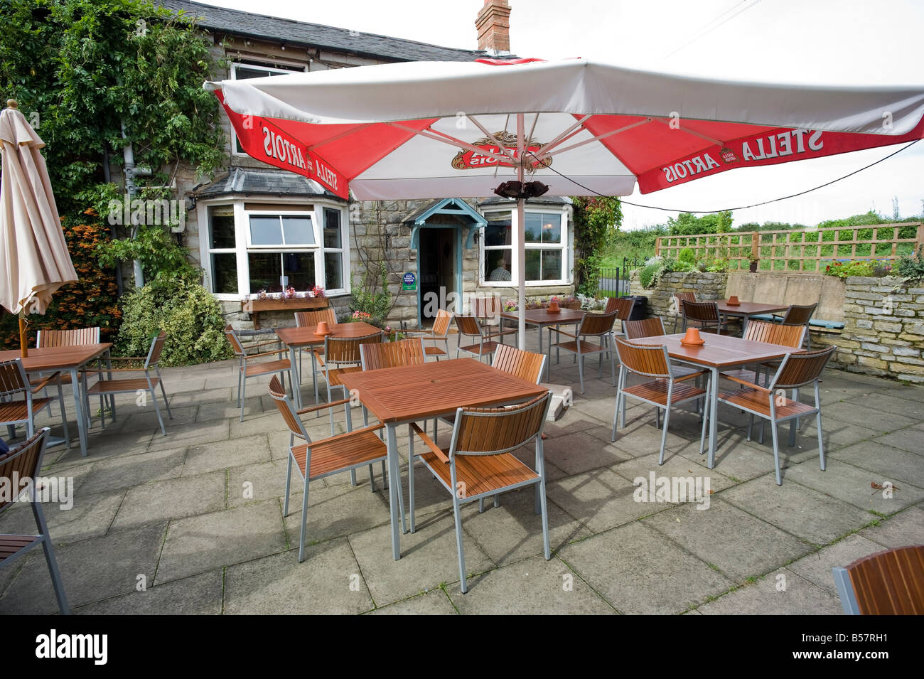 an english pub in the countryside Stock Photo - Alamy