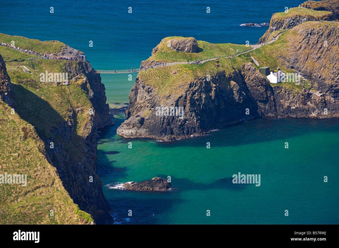 Carrick-a-Rede rope bridge to Carrick Island, Larrybane Bay, Ballintoy ...