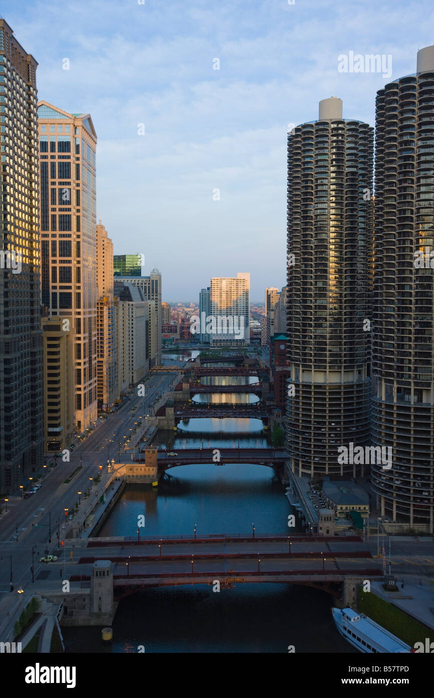 Skyscrapers along the Chicago River and West Wacker Drive, Marina City ...