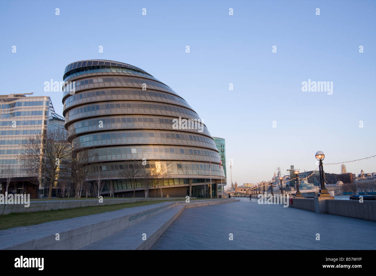 Queens walk hi-res stock photography and images - Alamy