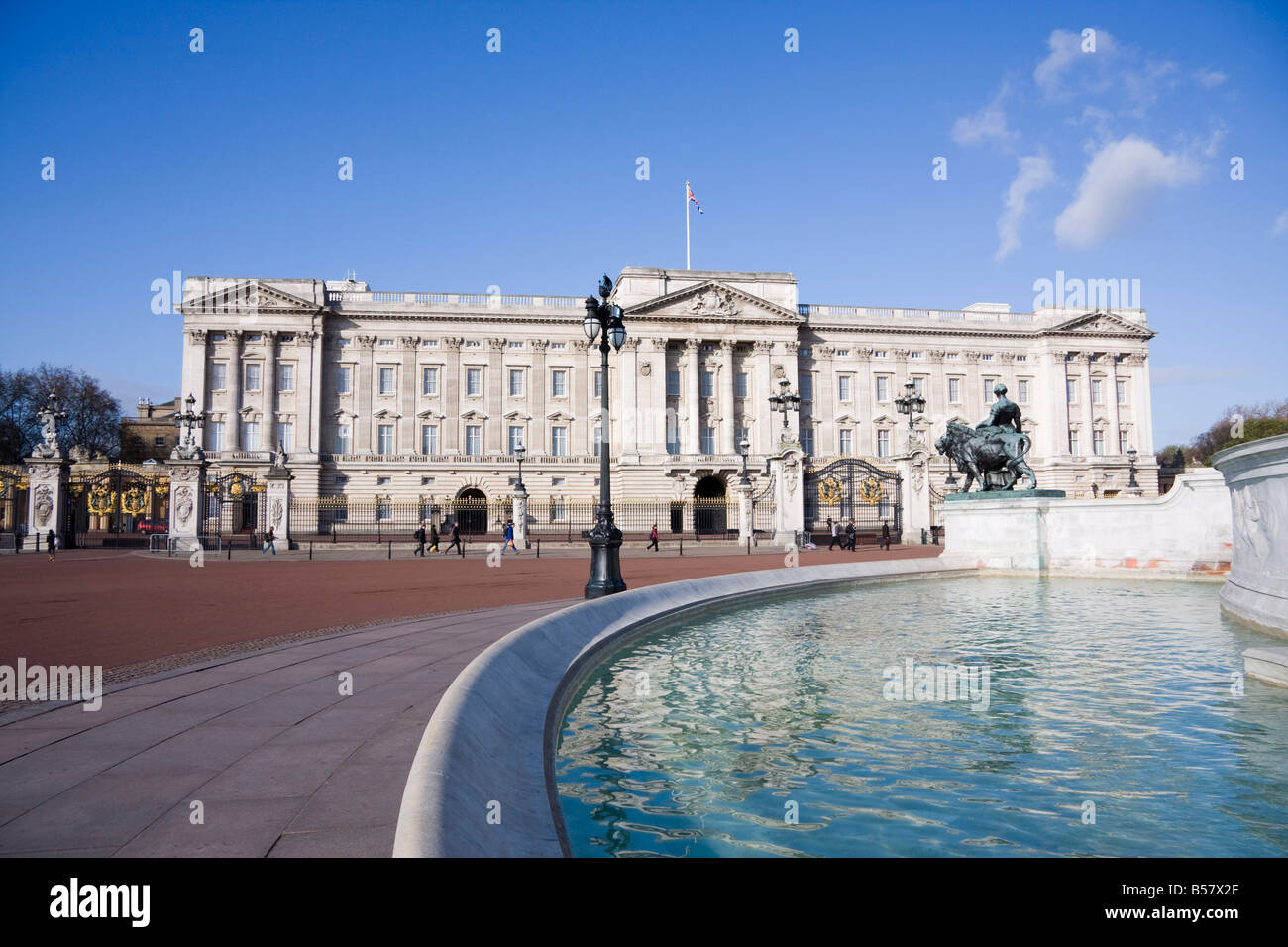 Buckingham palace england london united kingdom uk hi-res stock ...