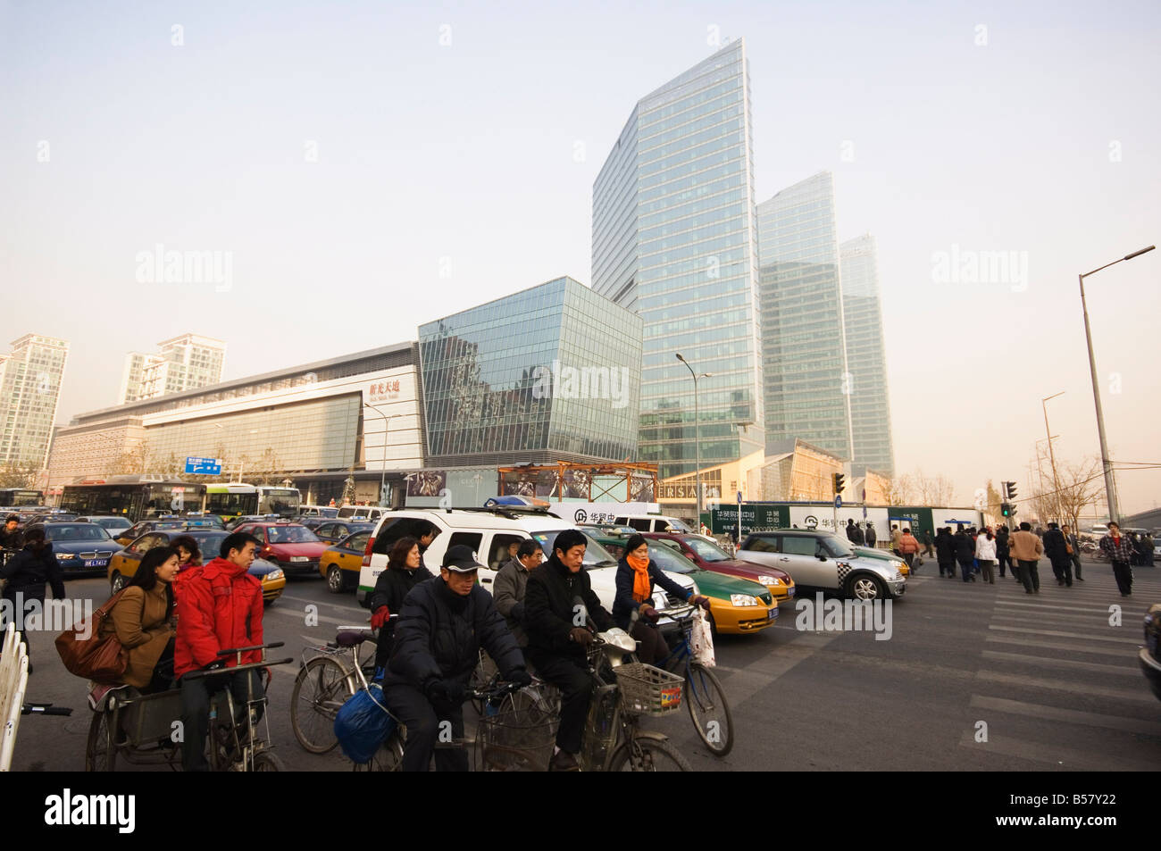Chinese commuters riding bicycles hi-res stock photography and images ...