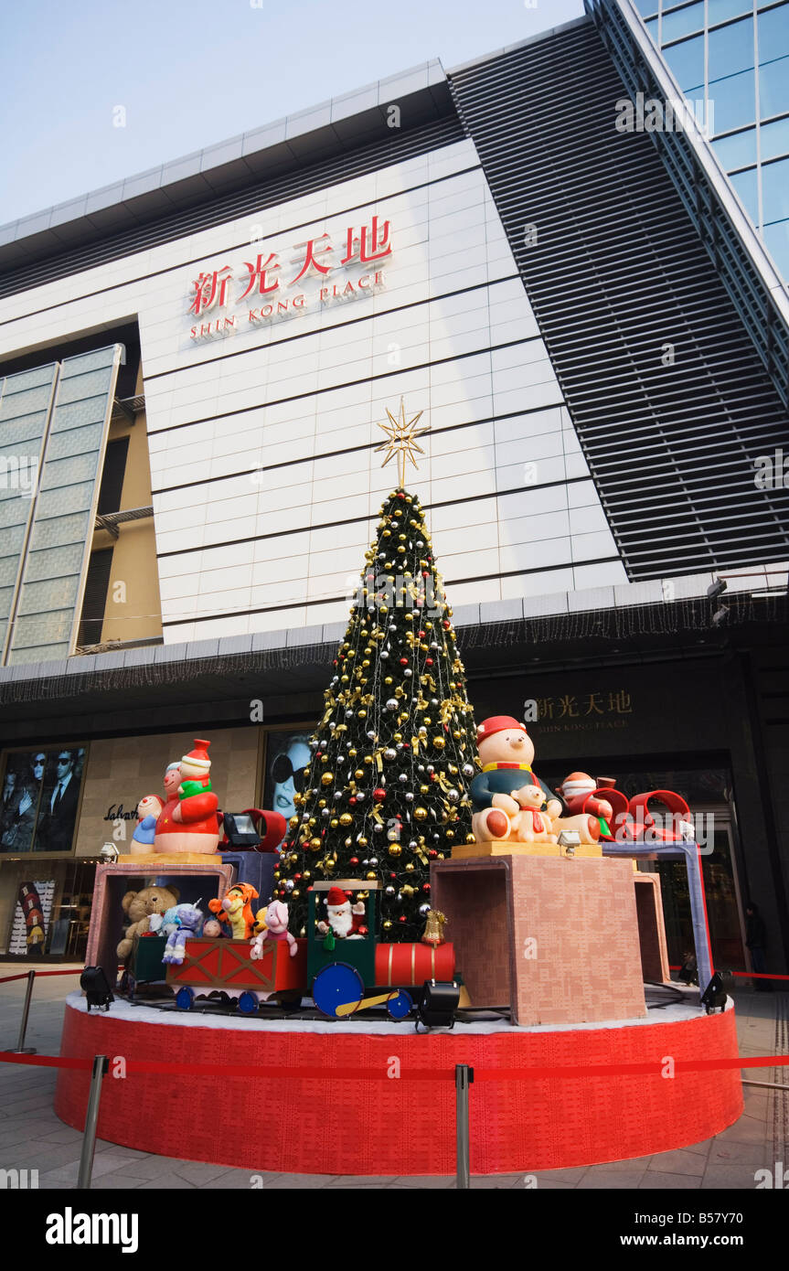 Christmas tree and decorations at Shin Kong Place department store, CBD ...