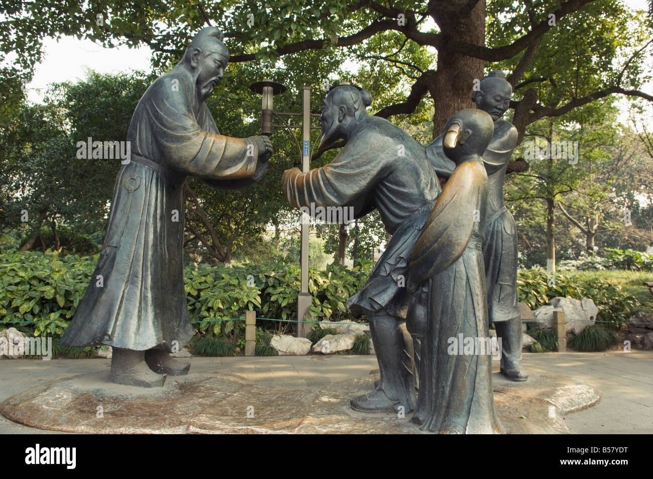 Students bowing hi-res stock photography and images - Alamy