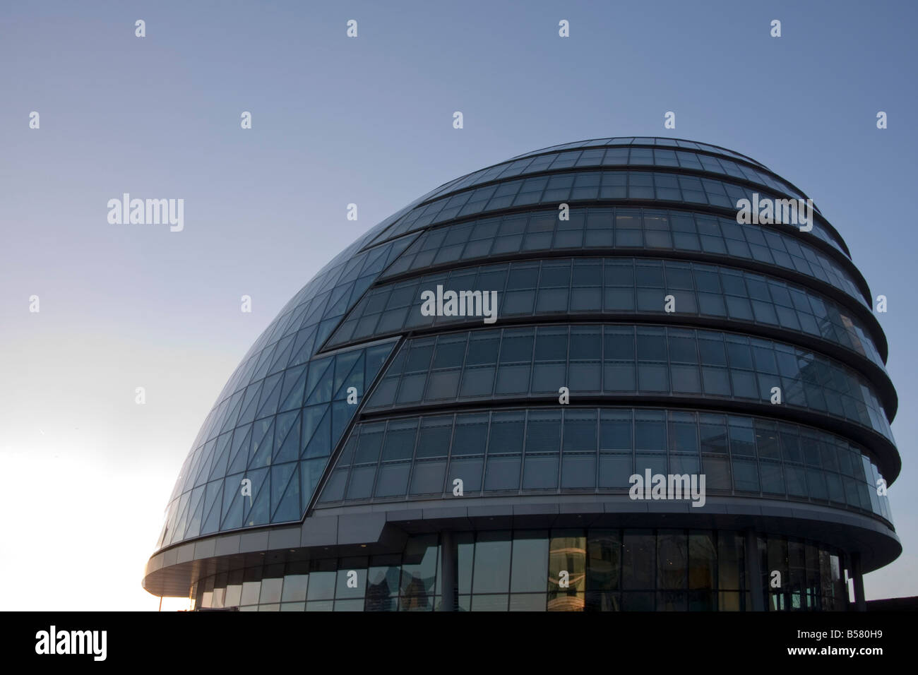 Queens walk london hi-res stock photography and images - Alamy