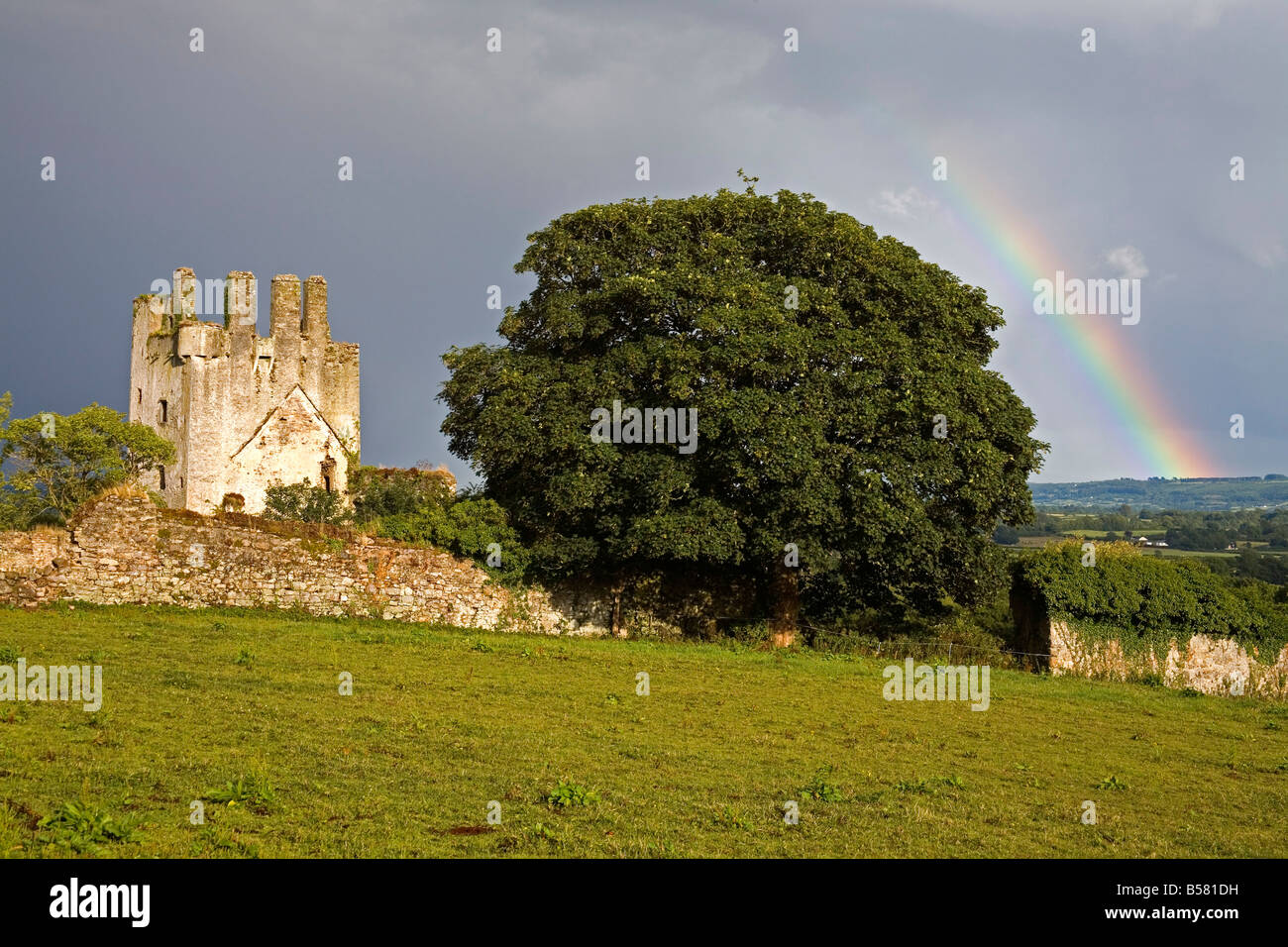 Ireland castle rainbow hi-res stock photography and images - Alamy