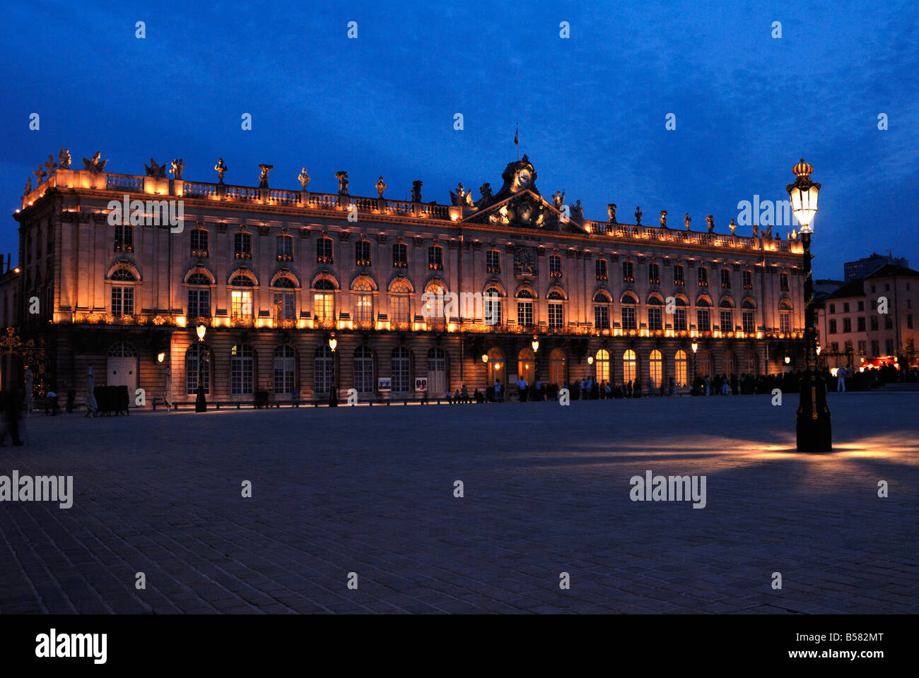 Plaza hotel de ville hi-res stock photography and images - Alamy