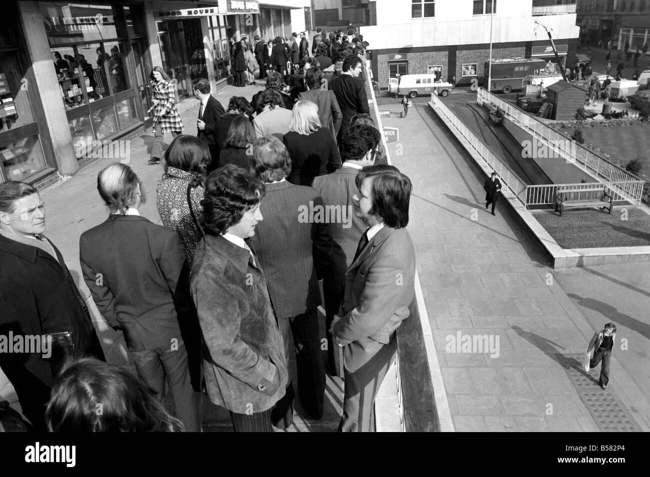 Northern Line Tube crash at Moorgate underground station. February 1975 ...