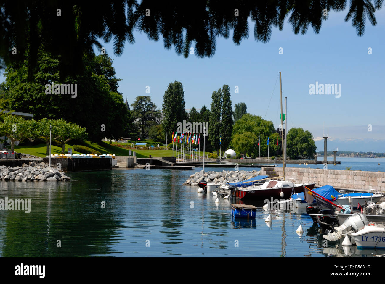 Marina, Quai Baron de Blonay, Evian-les Bains, Lake Geneva (Lac Leman ... Marina, Quai Baron de Blonay, Evian-les Bains, Lake Geneva (Lac Leman ...