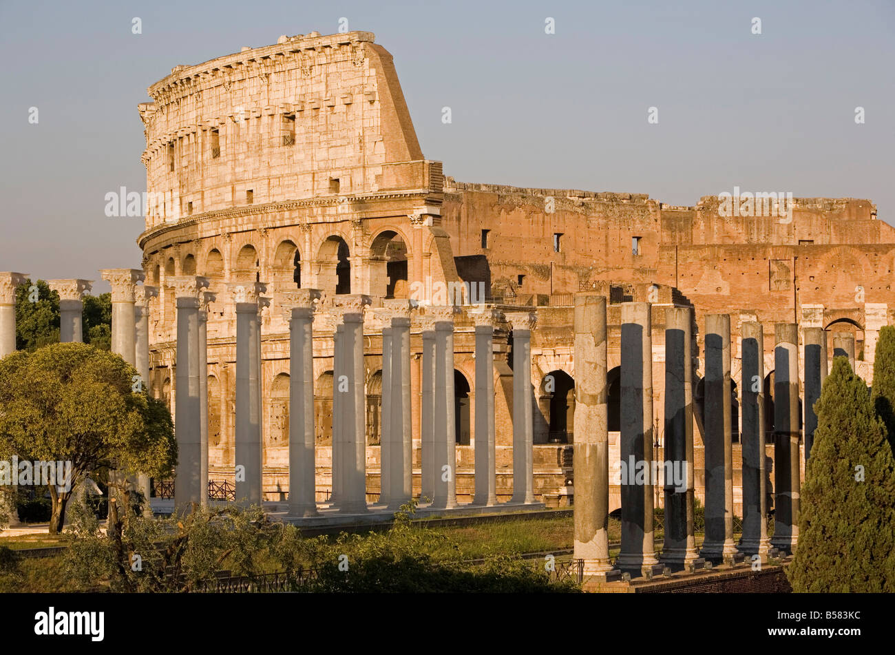 False columns hi-res stock photography and images - Alamy