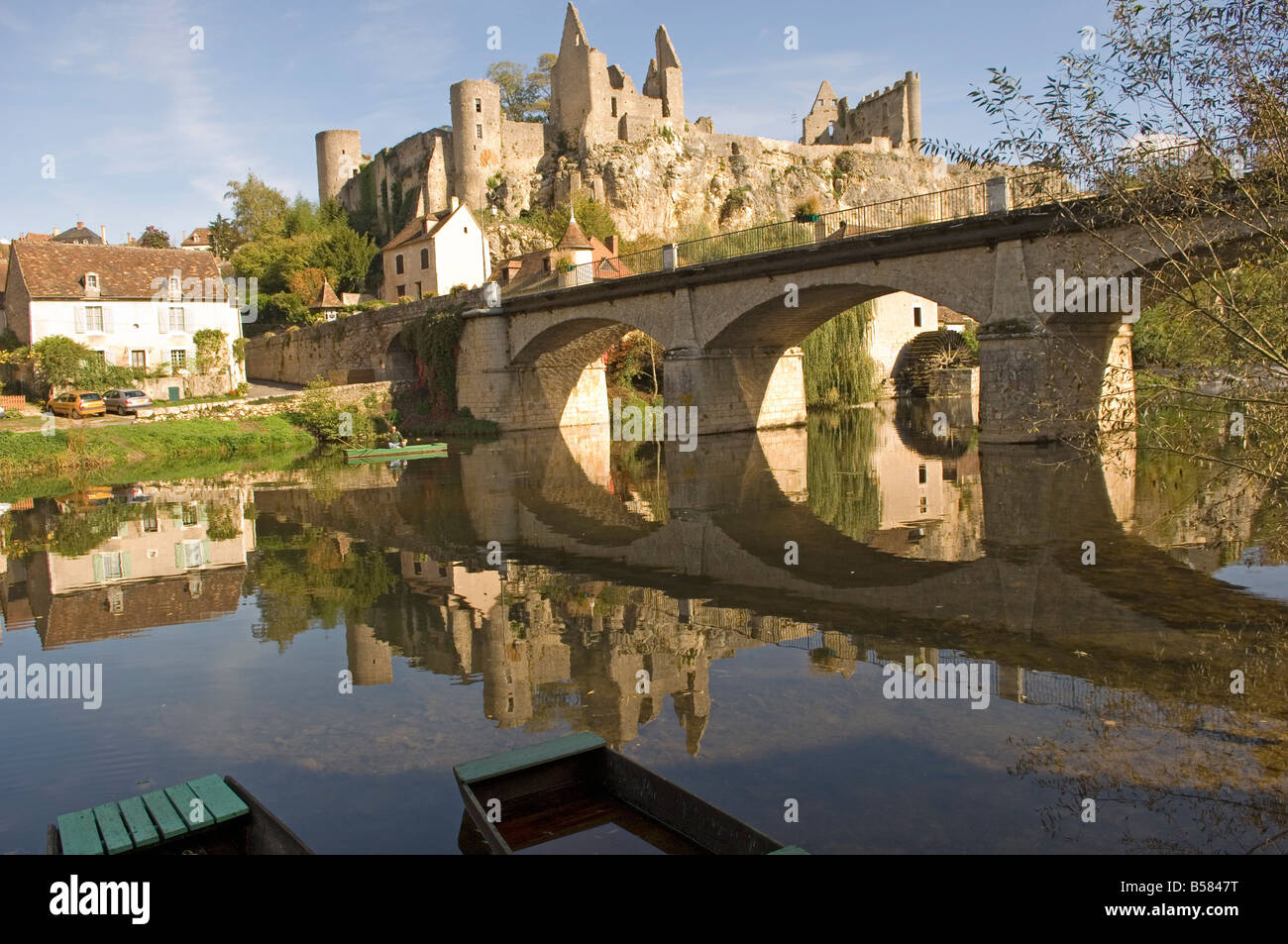 Medieval 15th century castle hi-res stock photography and images - Alamy