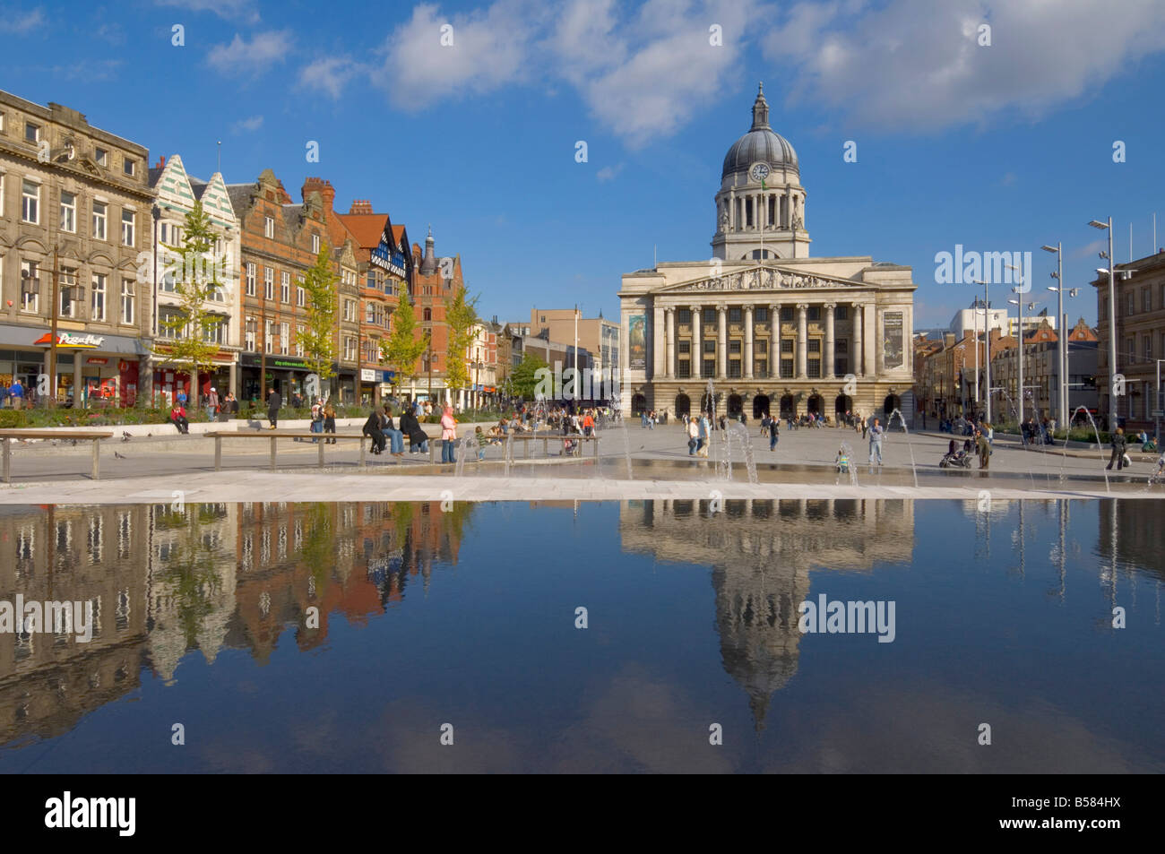 Council House reflected in the infinity pool, Nottingham ...